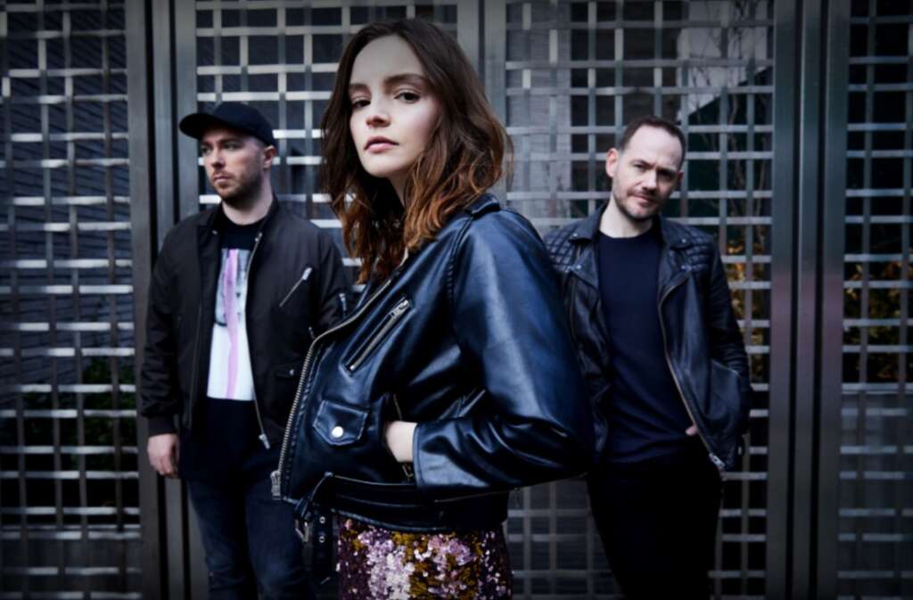Chvrches teilen neuen Song „How not to drown“ mit Robert Smith