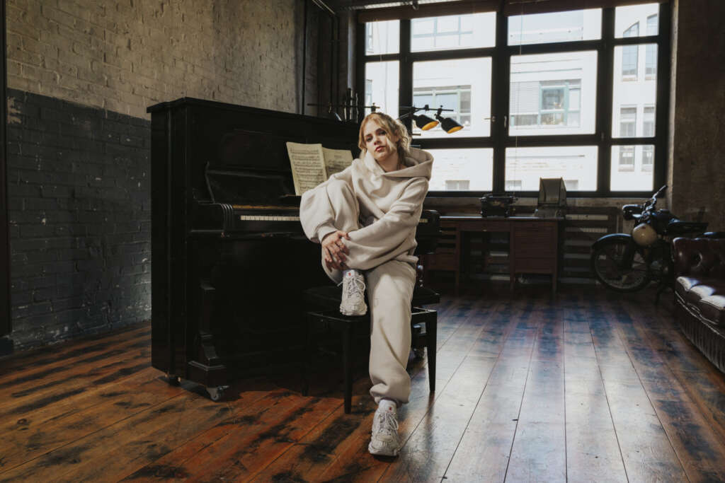 Ellice präsentiert erste eigene Single und Musikvideo „Stummes Klavier ...