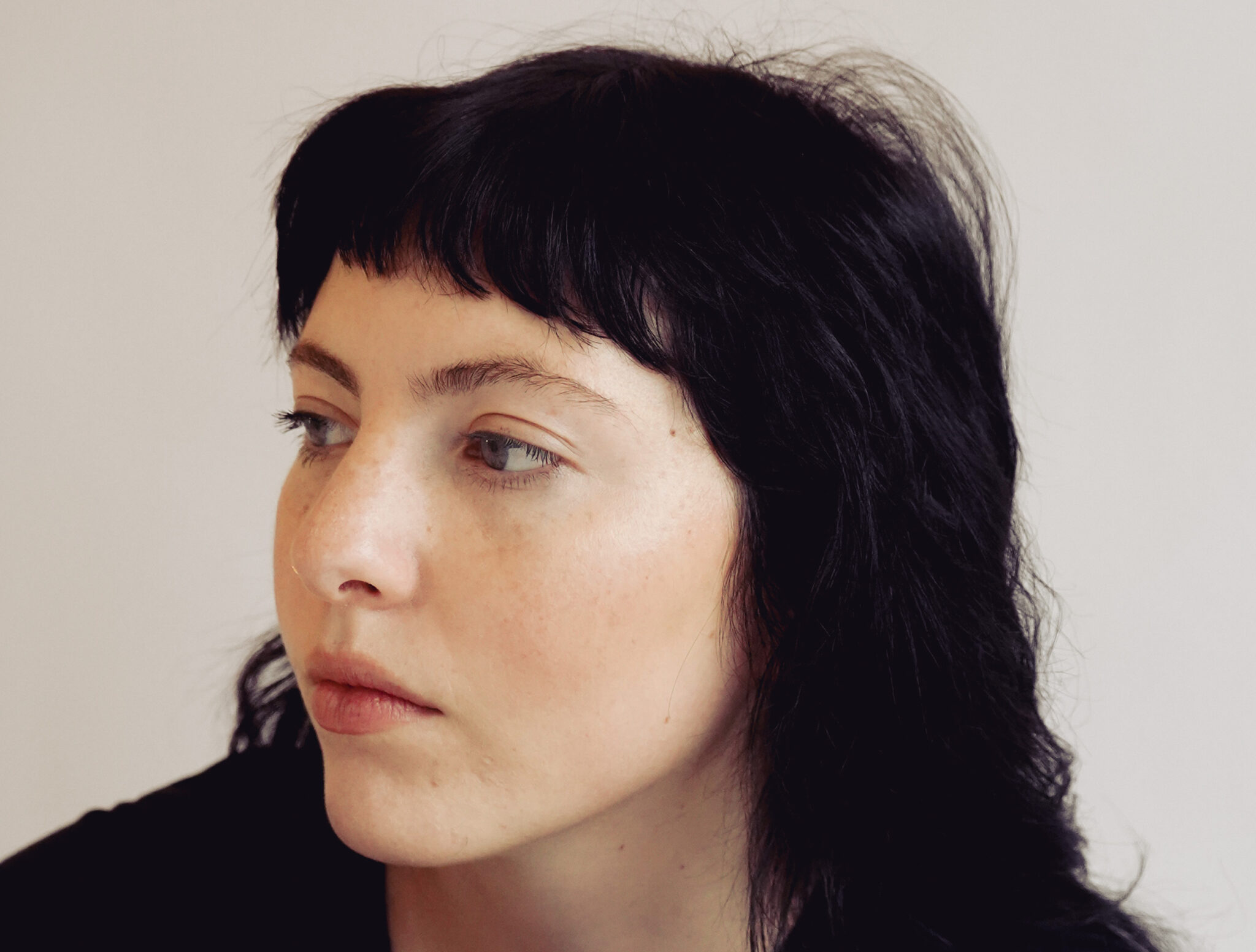 „Defamator“ – das Debüt-Album von Chloe Gallardo