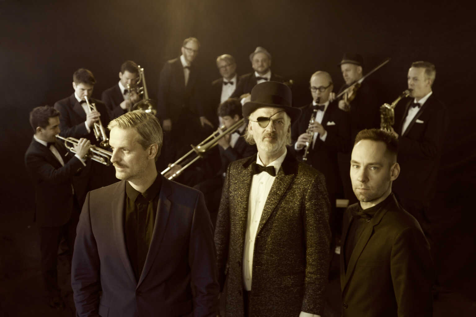 Der Tanz auf dem Vulkan mit dem Moka Efti Orchestra und Benno Fürmann ...