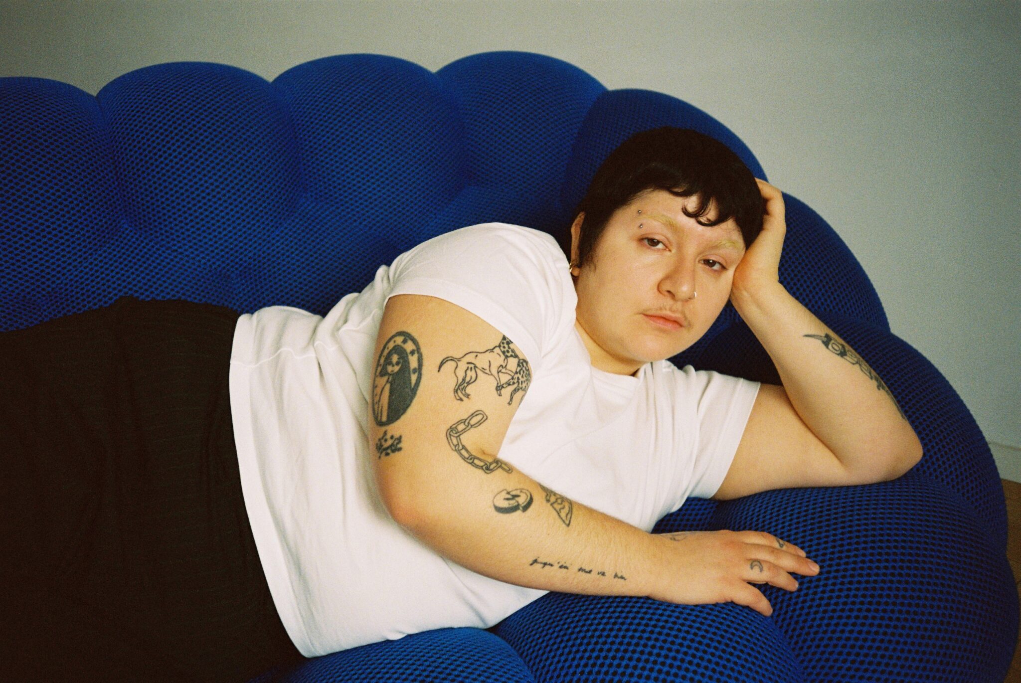 Hengameh Yaghoobifarah ist mit neuem Roman „Schwindel“ unterwegs ...