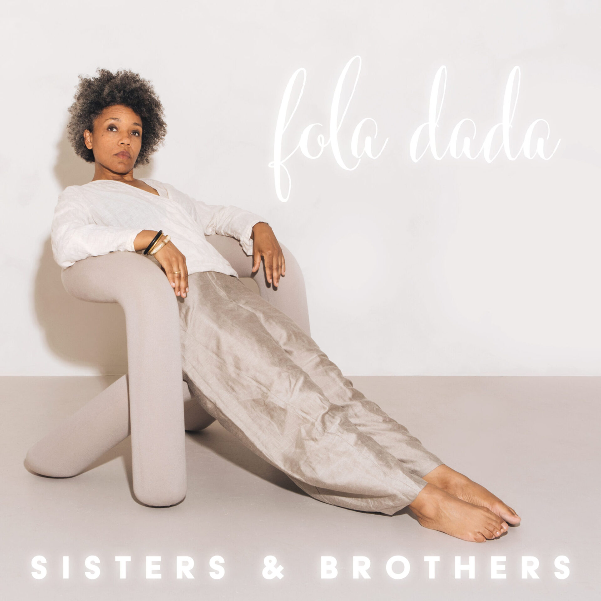 „Sisters & Brothers“ von Fola Dada: Eine große Genrefamilie - kulturnews.de